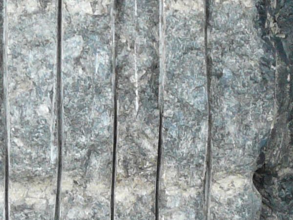 grey stone with cuts 0026 - Texturelib